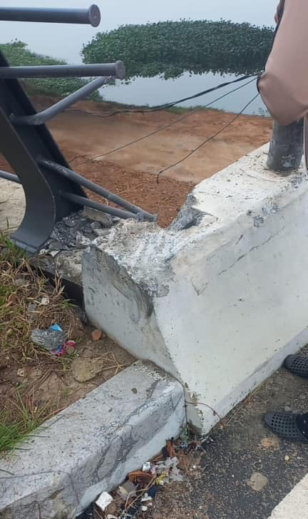 Ảnh TNGT: VinFast Lux SA BKS 30G 28133 đâm vào mố cầu, gãy bánh văng cửa trước